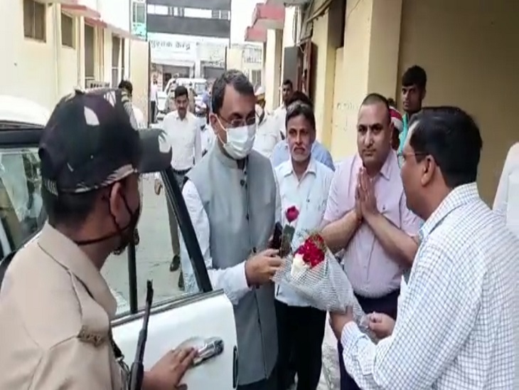 Azamgarh...new DM Vishal Bhardwaj took charge | आजमगढ़...नवागत DM विशाल ...