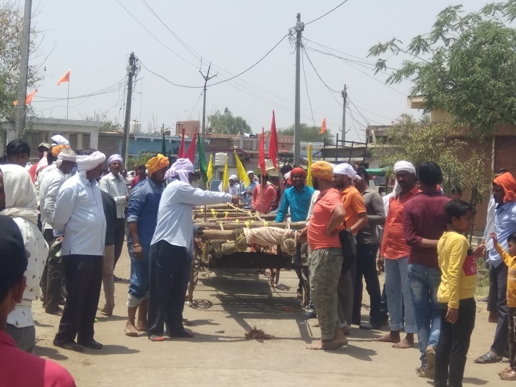 The nada is threaded by pulling the skin of the stomach, the devotees ...