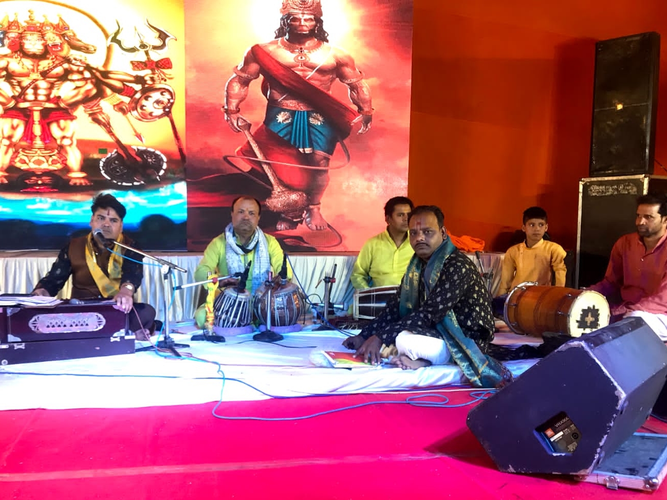 Devotees gathered to see Hanuman ji and his five brothers, artists tied ...