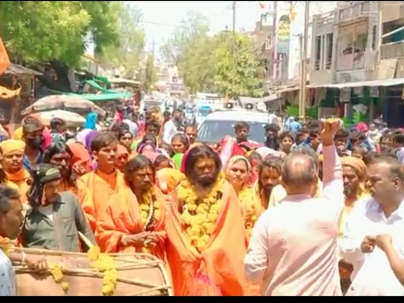 जोबट में आदिवासी भक्तों ने विशाल यात्रा निकाली,यात्रा बालीपुर धाम रवाना ...