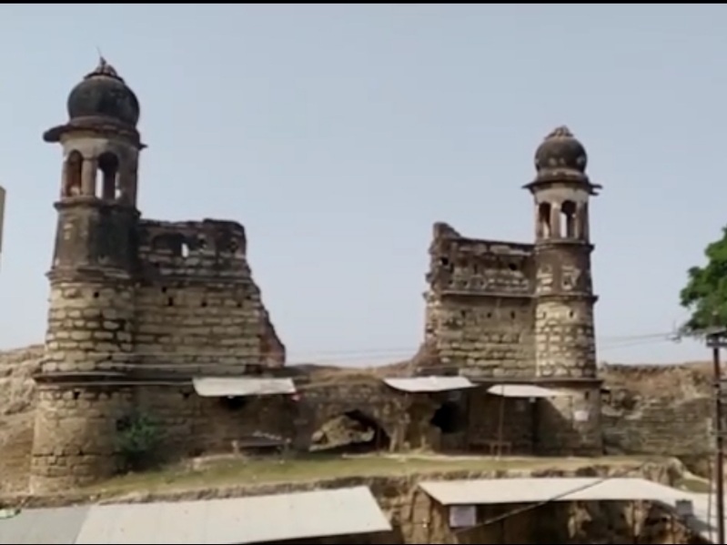Dabangs captured the fort of Aliganj in Etah The fort was built in the ...