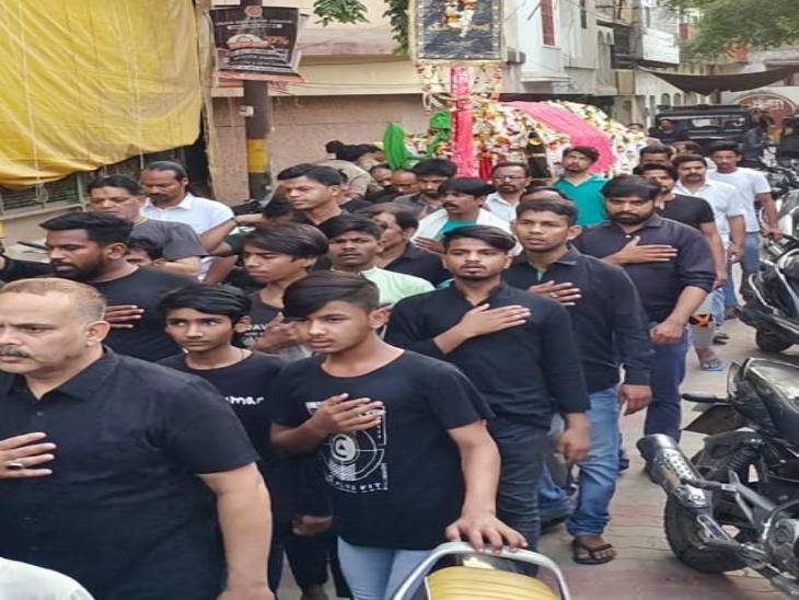 On the 19th day of Mah-e-Ramadan, Shia Muslims in black robes in ...