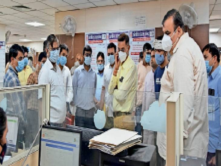 DC did surprise inspection at Saral Kendra, instructed personnel to ...