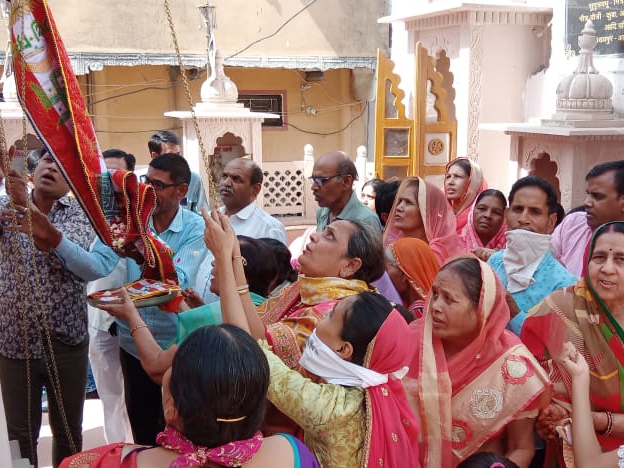 Devotees raised the flag in the Jain temple of Atali, a large number of ...