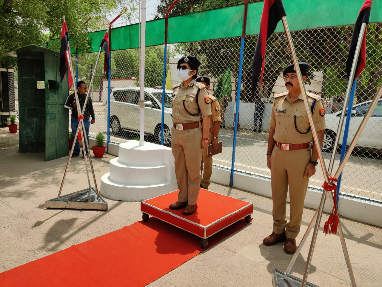 Inspected Unnao Police Line, meeting with SHO, distributed umbrellas to ...