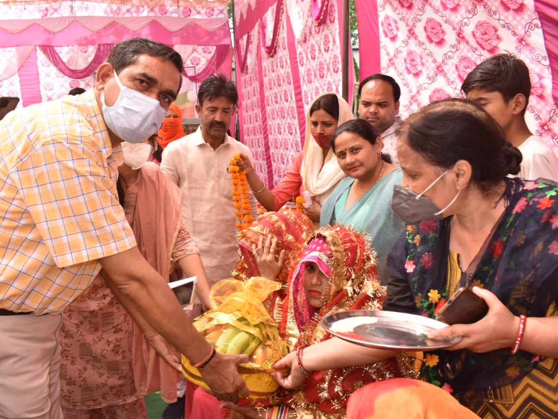 In Bulandshahr, the DM gave gifts to the children of Anganwadi, did the ...