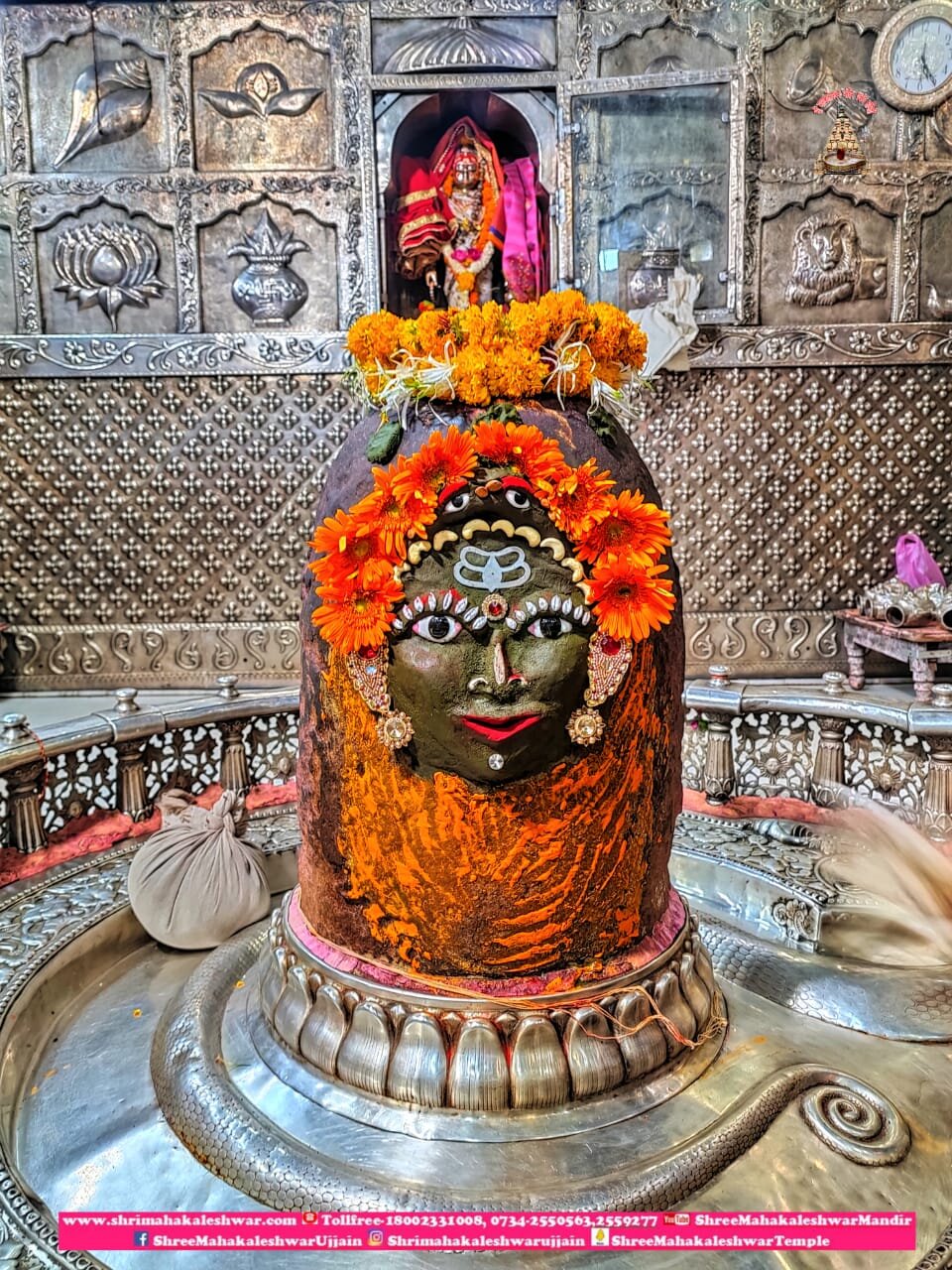 Mahakal wore a silver triangle and trinetra on his head, Sheshnag on ...