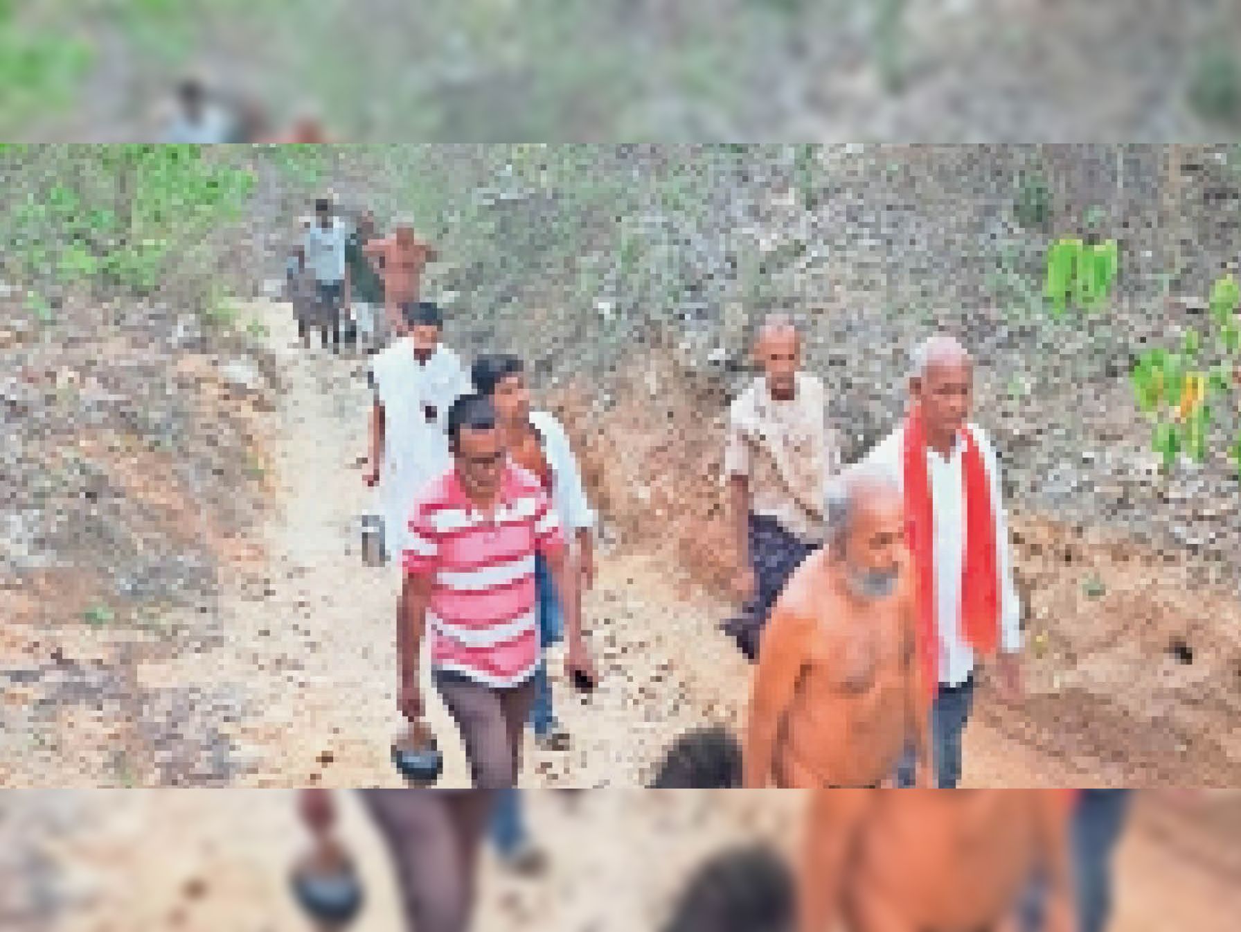 Muni Praman Sagar Ji Maharaj reached Chauparan through the forest ...