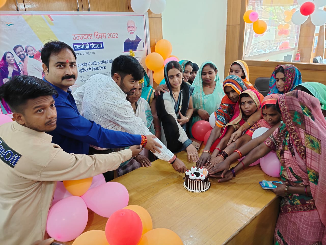 Free gas connection given to 15 beneficiaries | लम्भुआ में गैस एजेंसी ...