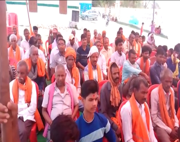 Block Development Officer and village head honored the workers by ...