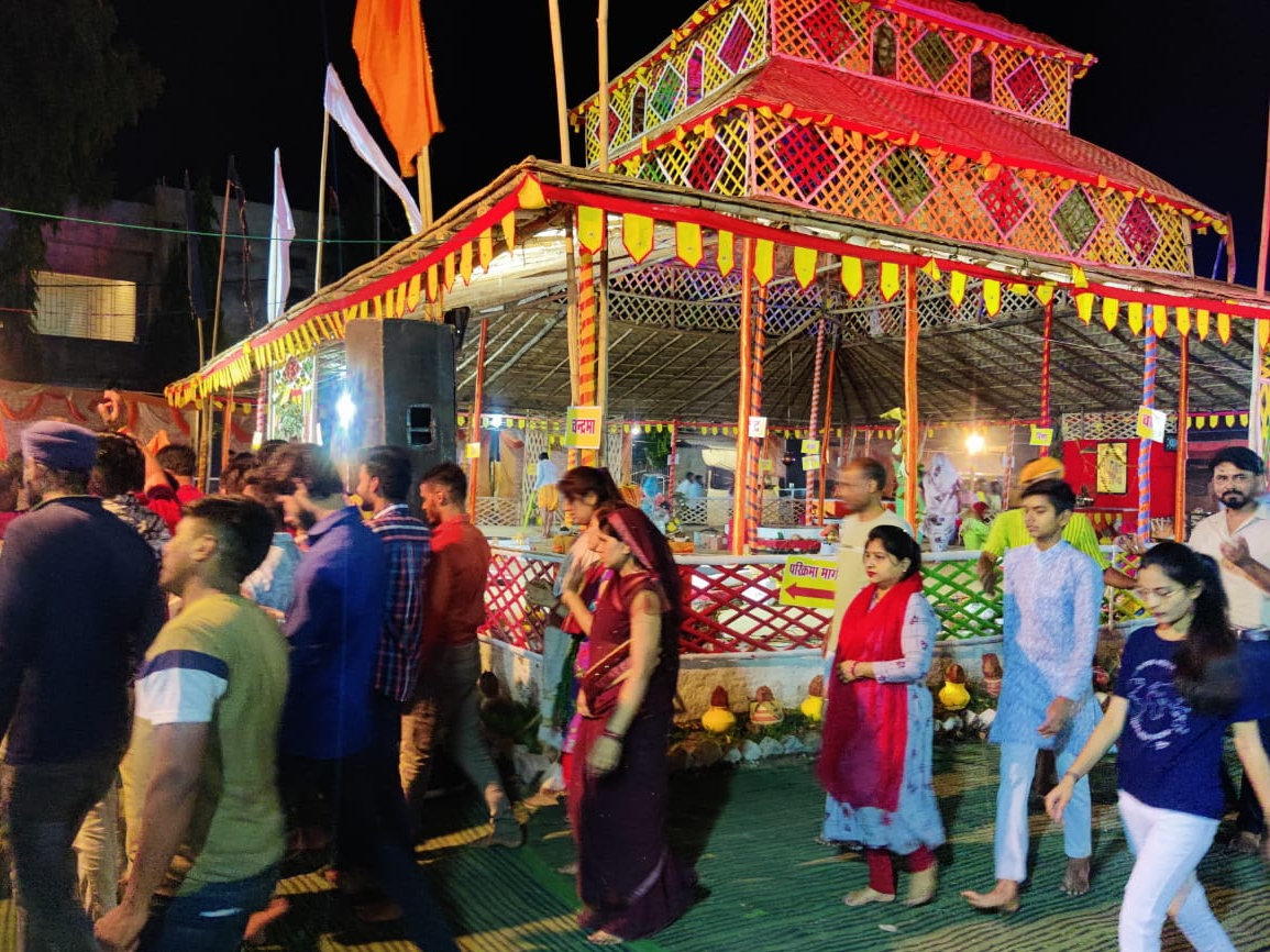 Devotees are doing the circumambulation of the Yagyashala | राठौर ...