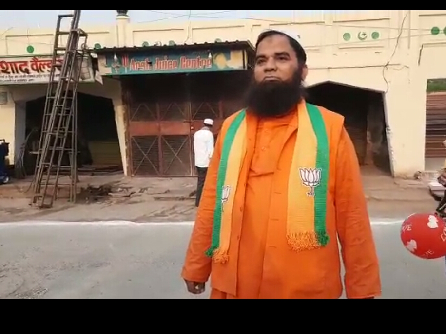 Dr. Mohammad Samar Ghazni offered Namaz by wearing saffron clothes and ...