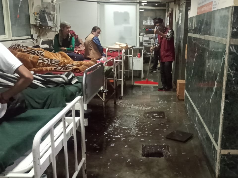 IGMC emergency ward became a pond | IGMC का इमरजेंसी वार्ड बना तालाब ...