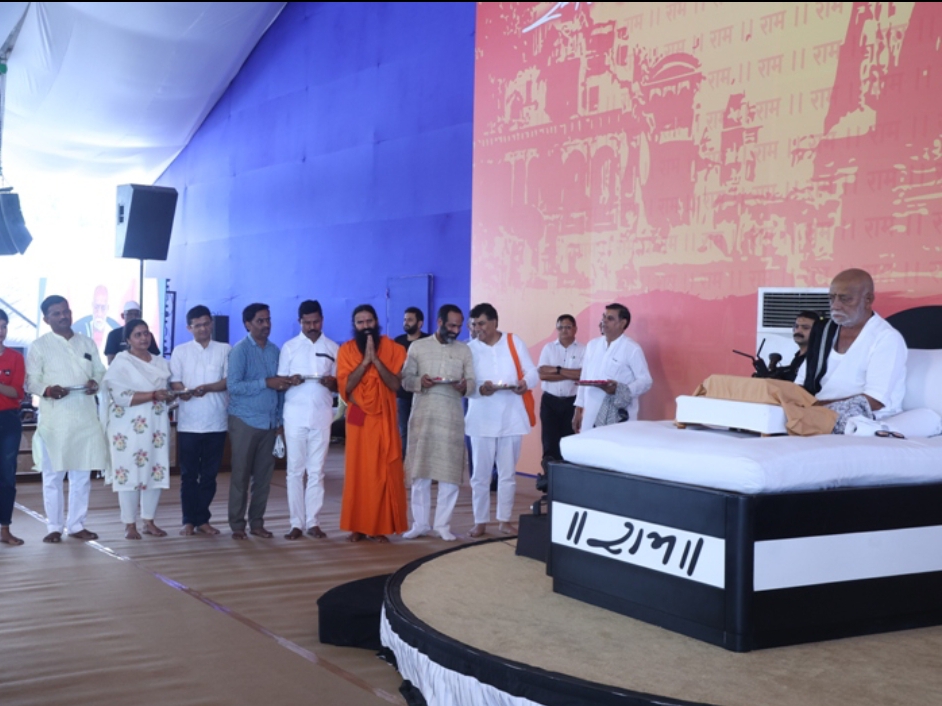 The circumambulation of Vyas Peeth standing on his hands, Murari Bapu ...