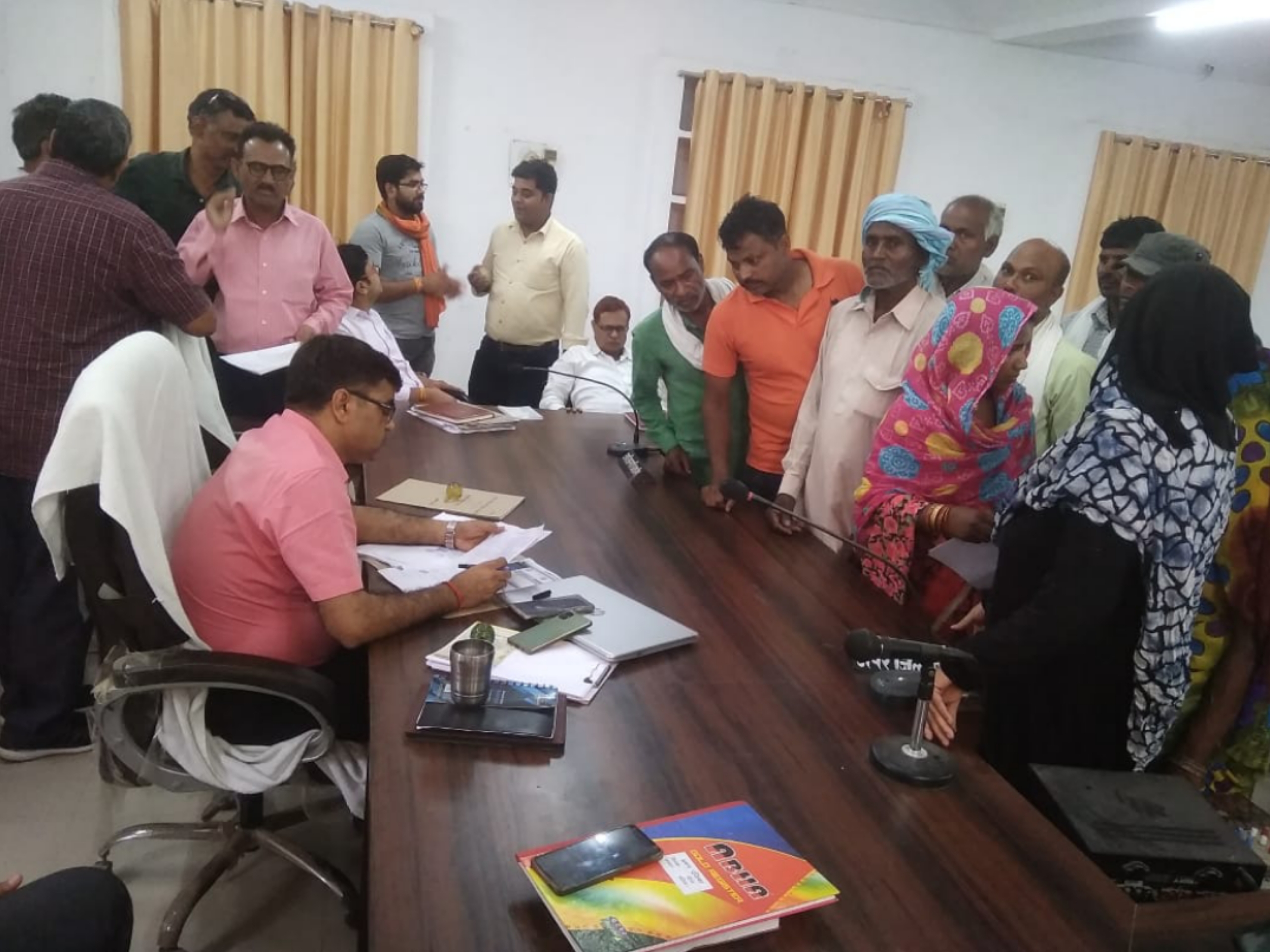 On Tehsil Day, villagers gave a letter to the District Magistrate ...