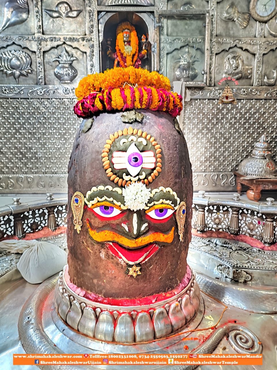 Baba Mahakal appeared in the form of a king in the form of three eyes ...