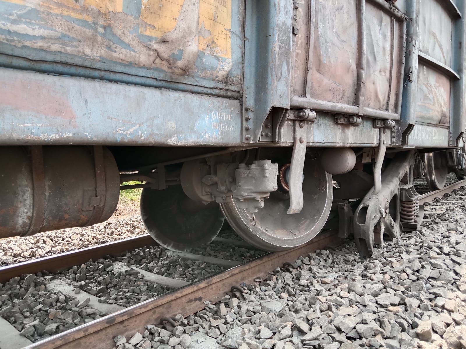 Axle of goods train bogie broken, flywheel derailed, major accident ...
