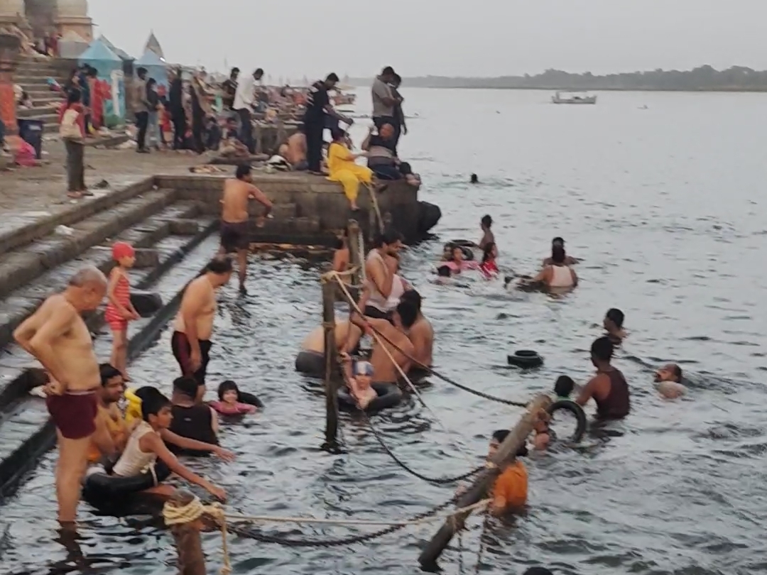 People start reaching the Narmada beach of Maheshwar in the evening ...