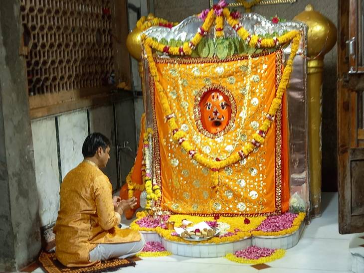 Lambodar seen in yellow clothes, Aarti of Ranjit Baba with Dholak ...