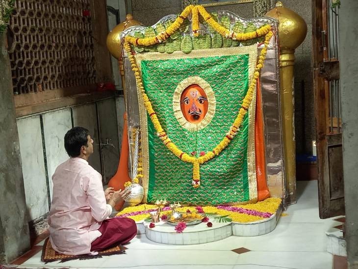 Wishing Bappa, devotees make reverse swastika for their wishes | खजराना ...