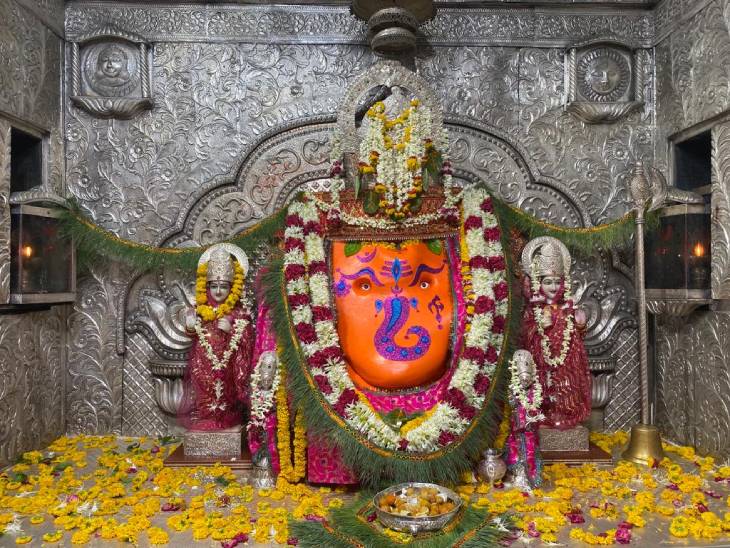 Wishing Bappa, devotees make reverse swastika for their wishes | खजराना ...