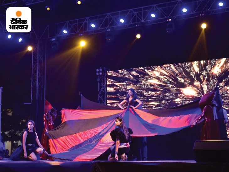 Students did ramp walk on Bollywood theme, singer Milan Gaba will ...