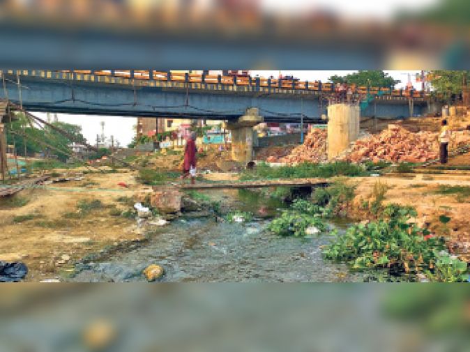 This is the lifeline of Siwan, Baneshwari i.e. Daha river, now the ...