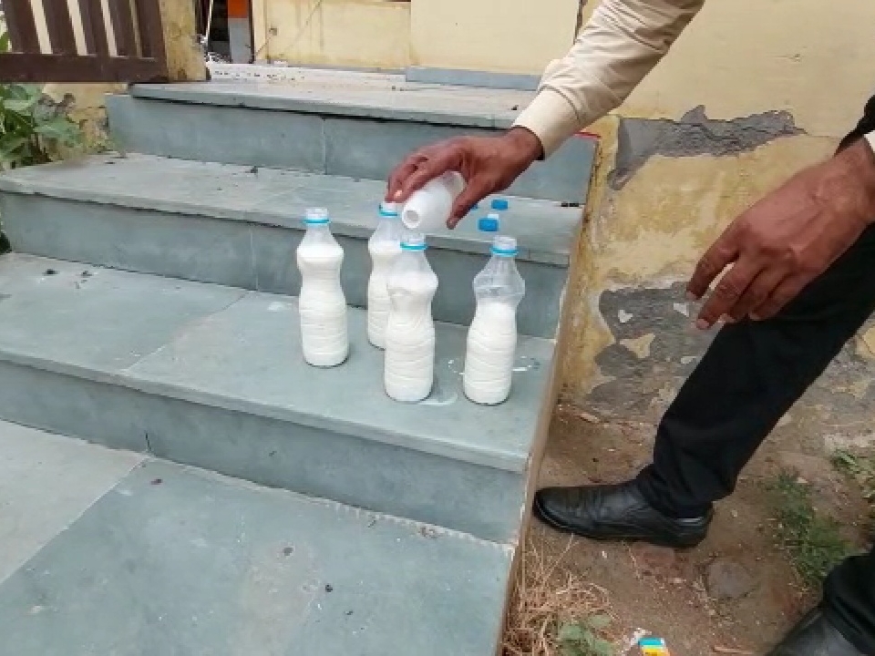 Three milk dairies raided, sample tested | कासगंज में खाद्य विभाग ने की ...
