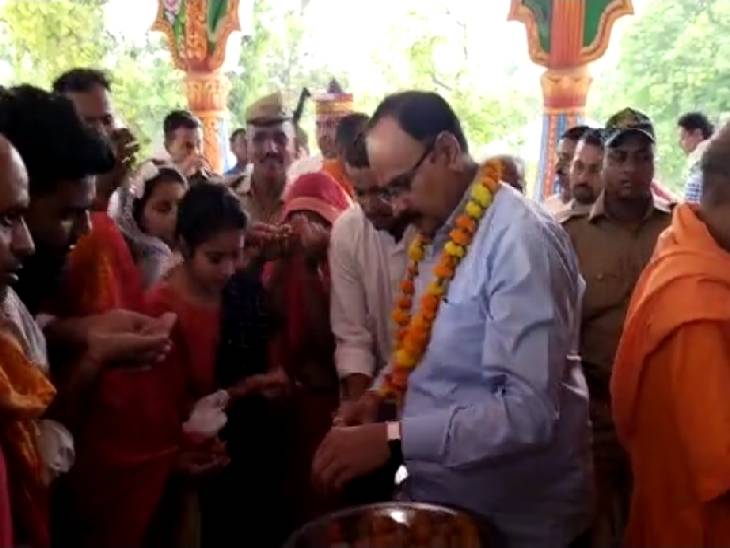In Amethi, DM distributed prasad of 51 kg laddus, described in ...