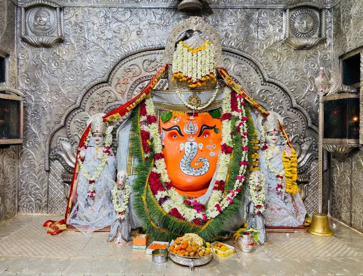 Lambodar made up in beautiful white clothes, food to the needy | बुधवार ...