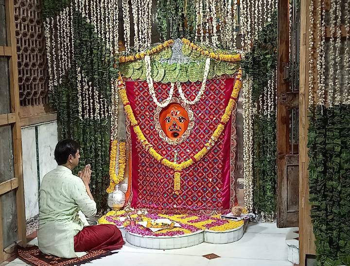 Lambodar made up in beautiful white clothes, food to the needy | बुधवार ...