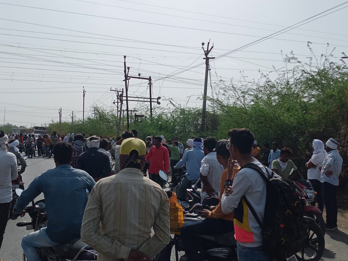 Wire fell on Maheshwar road, long queues of vehicles on both sides ...