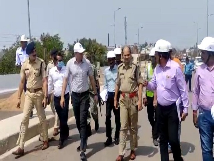 The service road will reduce the pressure of vehicles by 50 percent ...