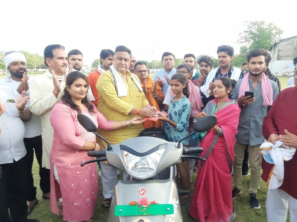Alok Chaturvedi gifted electric scooty to MP Board topper Nancy Dubey ...