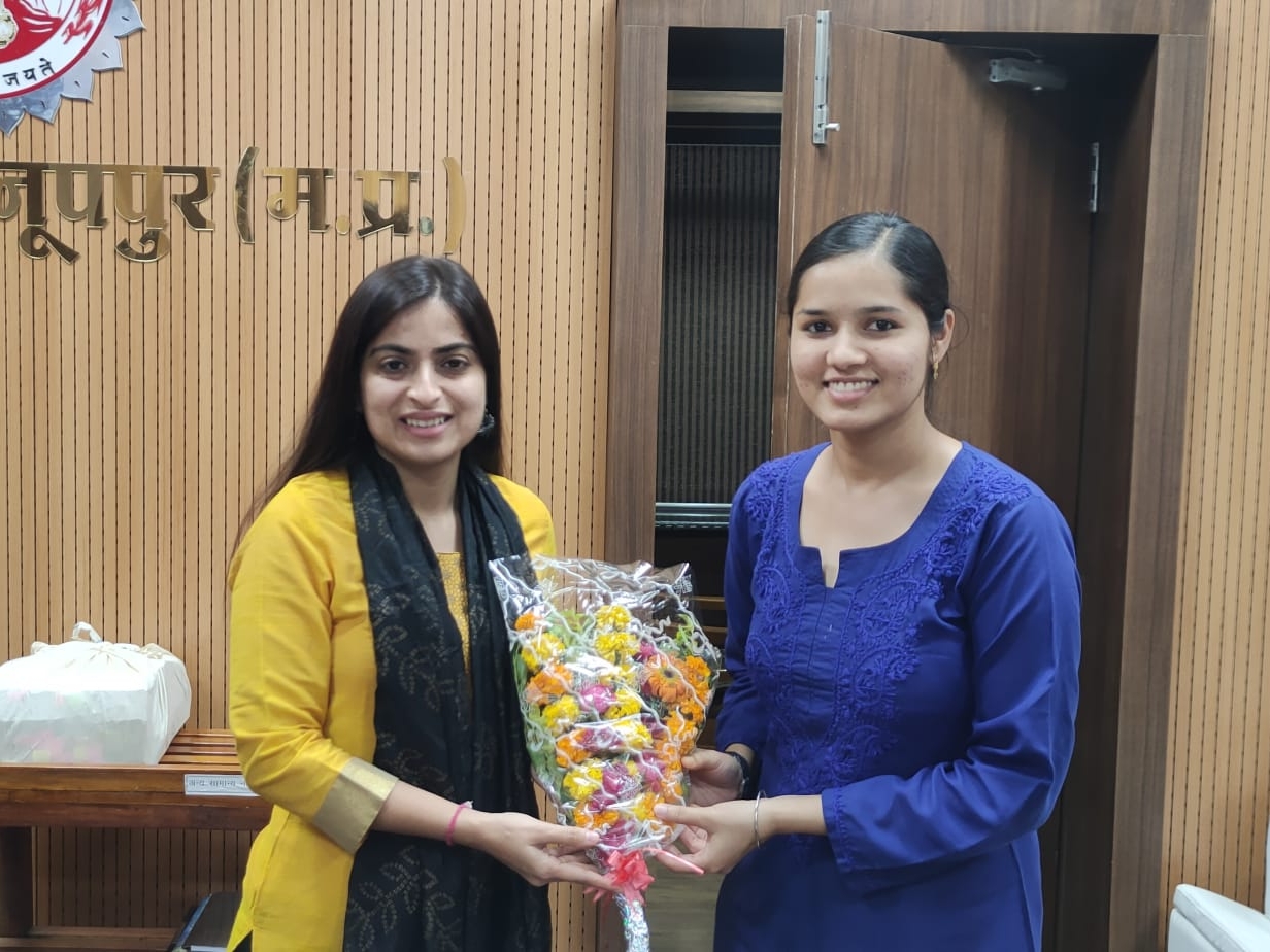 Collector Sonia Meena congratulated IAS Shreya Shree, achieved the 71st rank and raised the flag ...