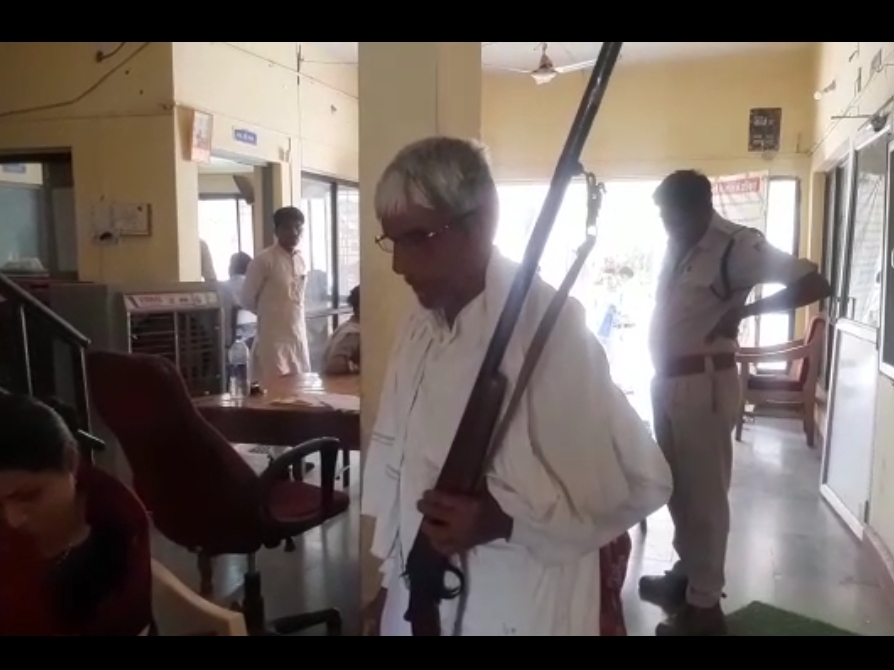 जिलेभर से शस्त्र लाकर थानों में जमा करा रहे लोग | People bringing ...