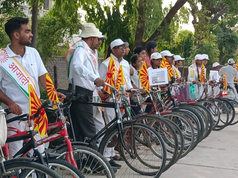 Brothers and sisters of Brahma Kumaris cycle in Khajuraho, gave message ...