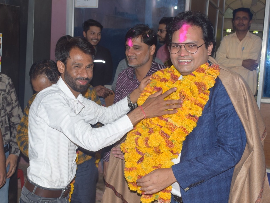 Seoni collector bid farewell to CMO Navneet Pandey, honored with shawl ...