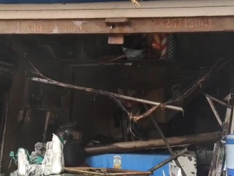 कलर पेंट की दुकान में आग लगी, ताला तोड़कर बुझाई आग | Color paint shop ...