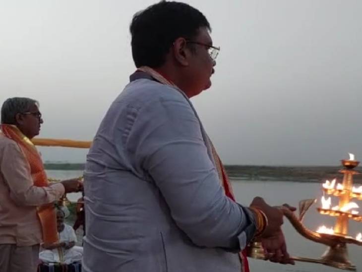 MP Subrata Pathak did the aarti, said – Ganga Maiya is related to our ...