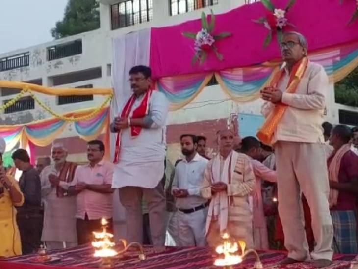 MP Subrata Pathak did the aarti, said – Ganga Maiya is related to our ...