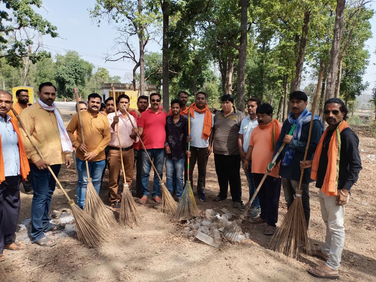 BJP Sarni Mandal did the cleanliness near the Chhota Mathardev temple ...