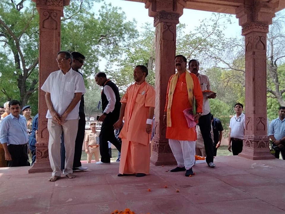 CM visits Raskhan tomb site, clashes with saints over welcome | योगी ...