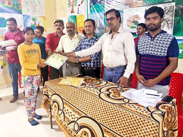 Students made a poster and gave the message of save Hasdev | पोस्टर ...