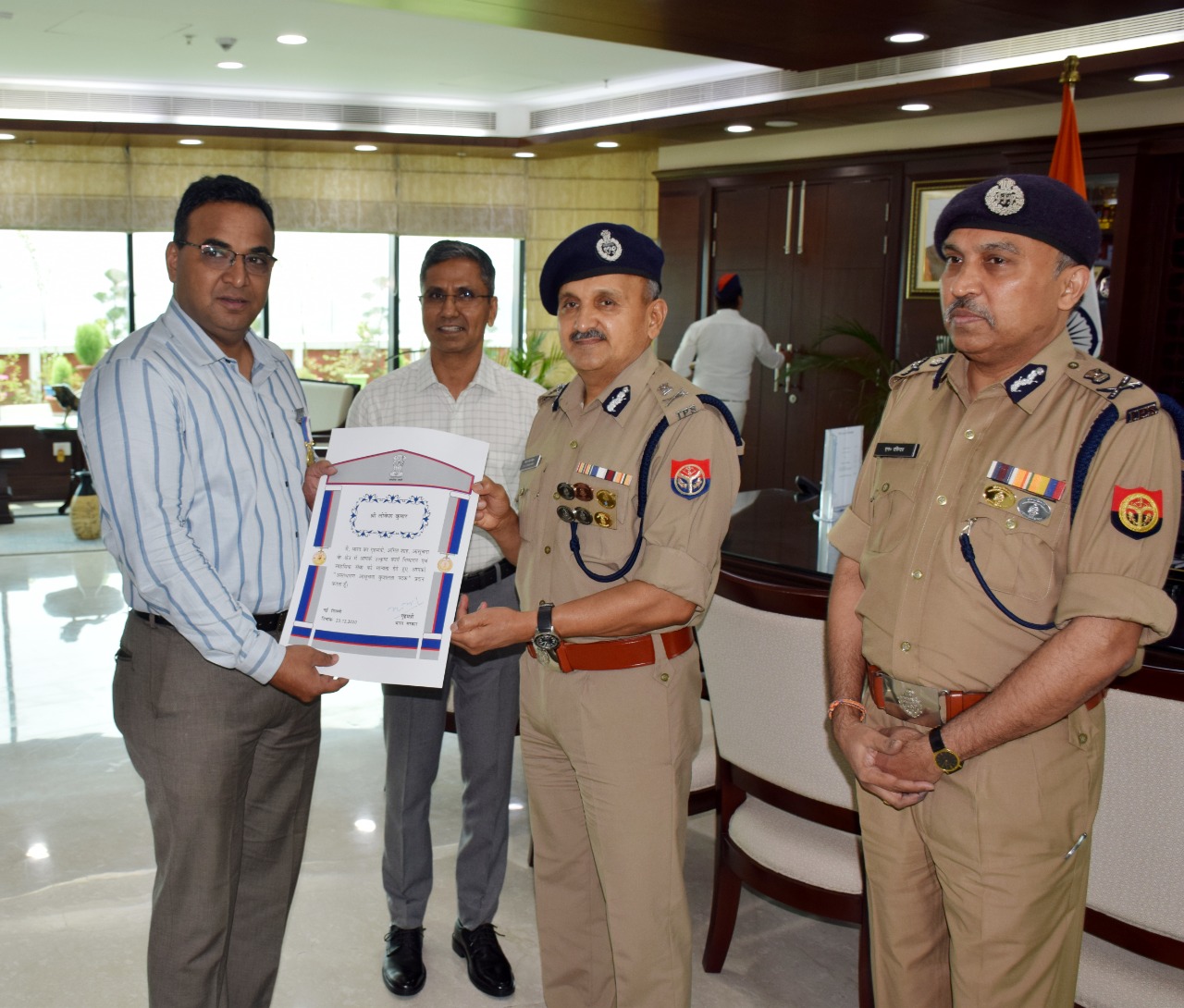 DGP honored in Lucknow | इंटेलिजेंस इंस्पेक्टर को मिला गृह मंत्रालय का ...