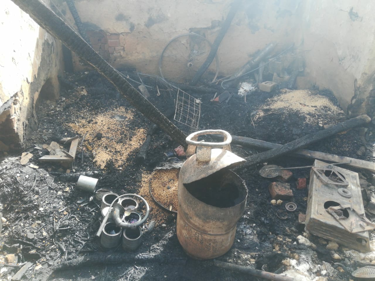 Gas cylinder burst due to fire in a hut in Mainpuri Household goods ...