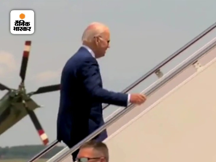 Joe Biden slipped while climbing the stairs of the plane, caught hold ...