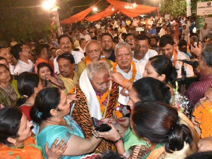 From the expressway to the welcome pandals at many places in the city ...