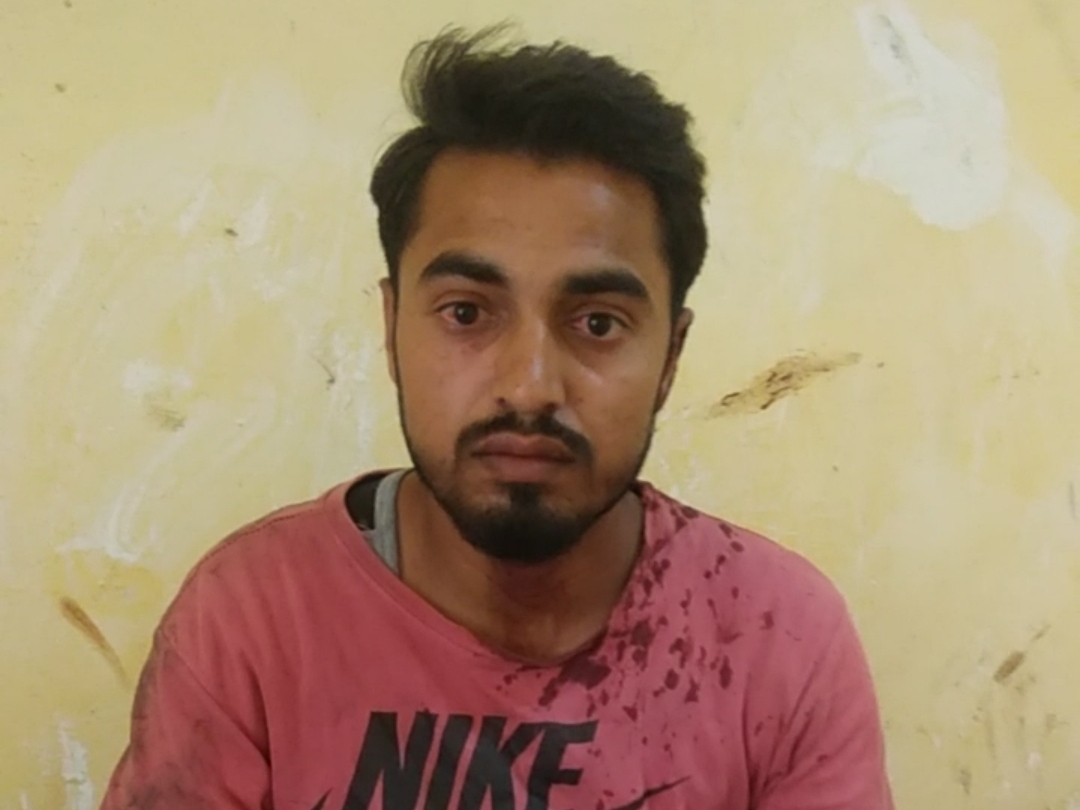 The shopkeeper beat the customer fiercely in Atarra | अतर्रा में ...
