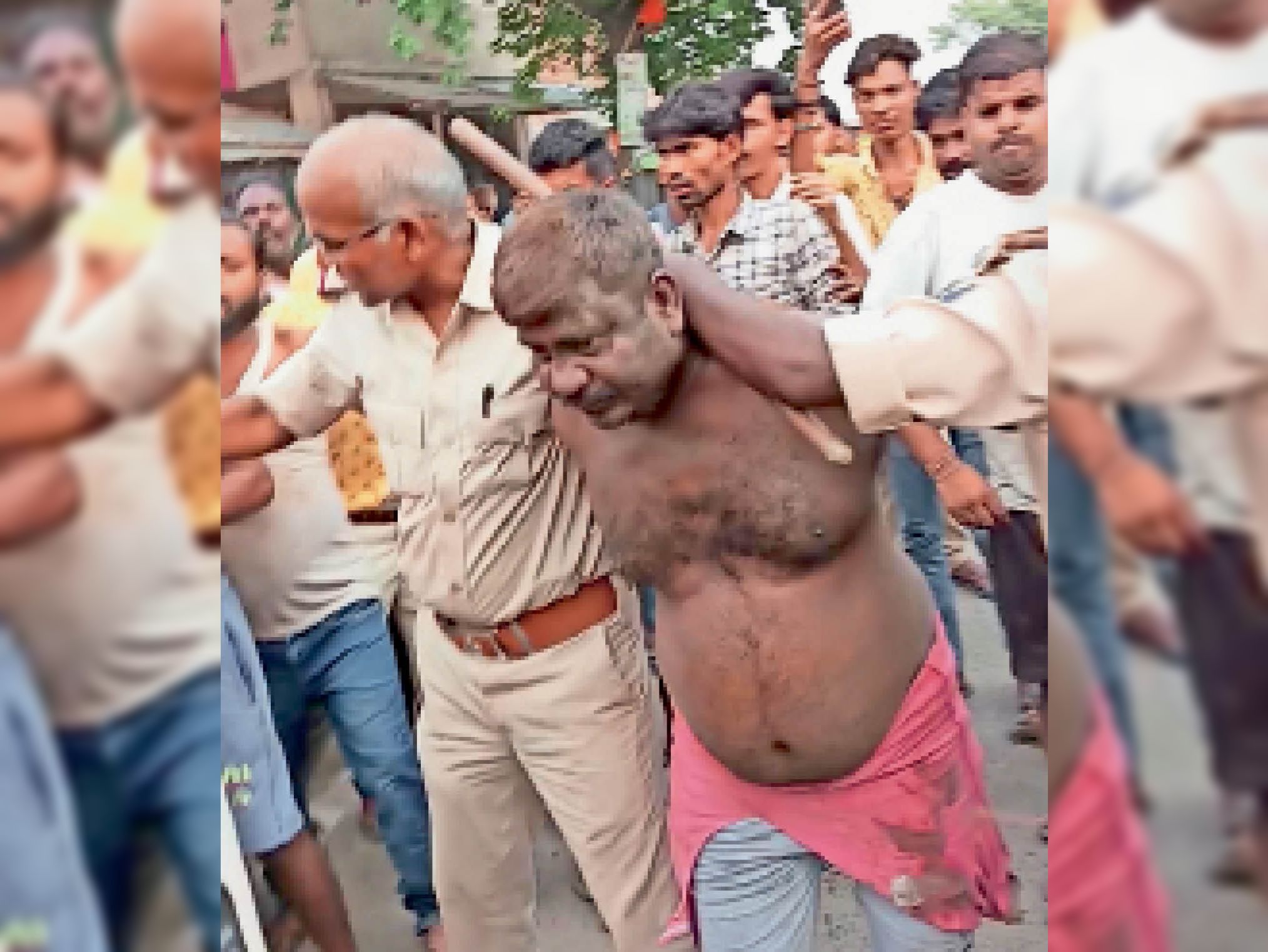 People chased and caught three criminals, the crowd thrashed them ...